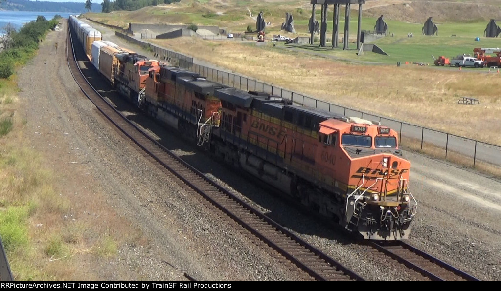 BNSF 6040 Leads a Manifest